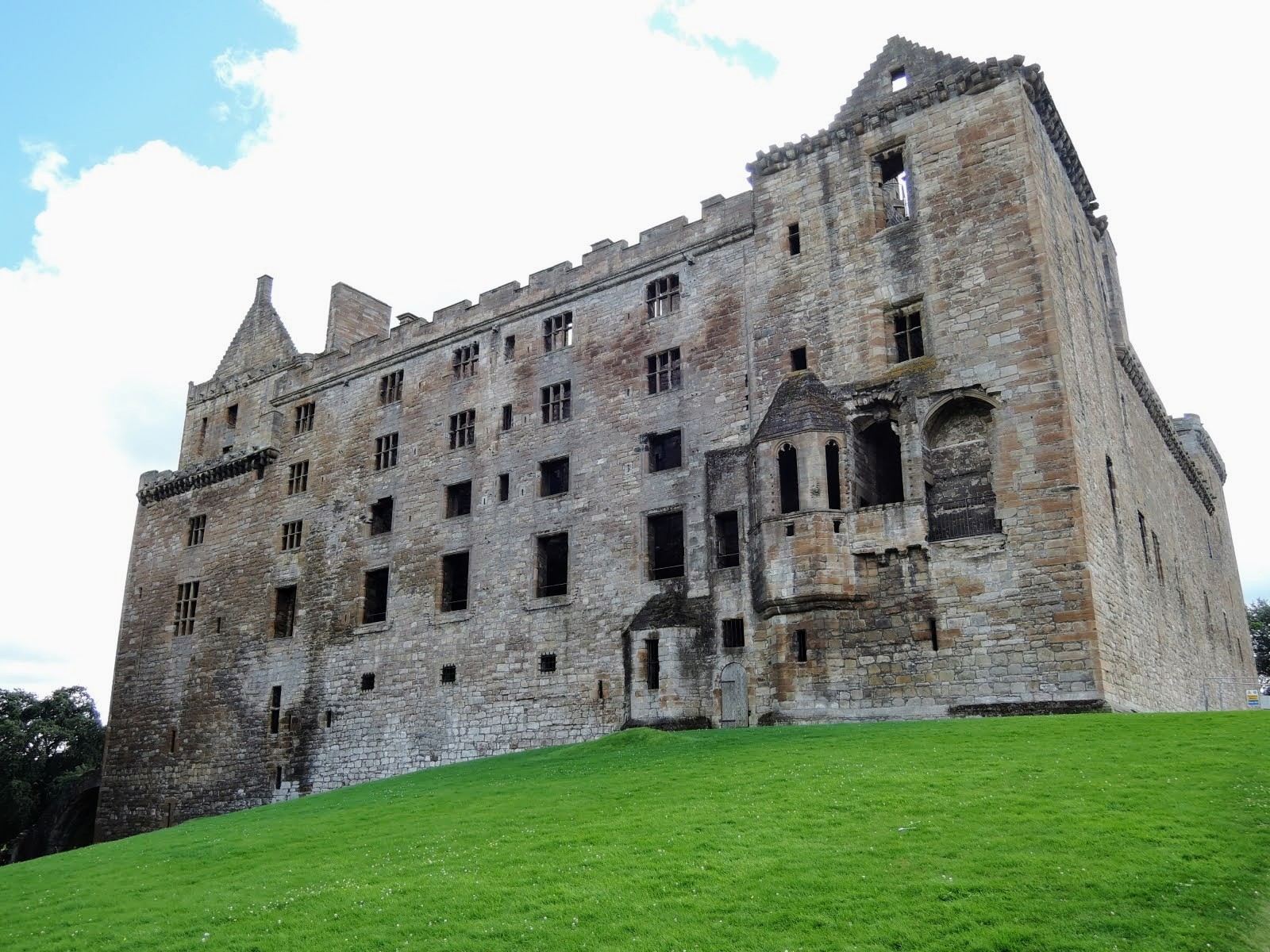 One day trip to Linlithgow from Edinburgh | Suitcase is my best friend