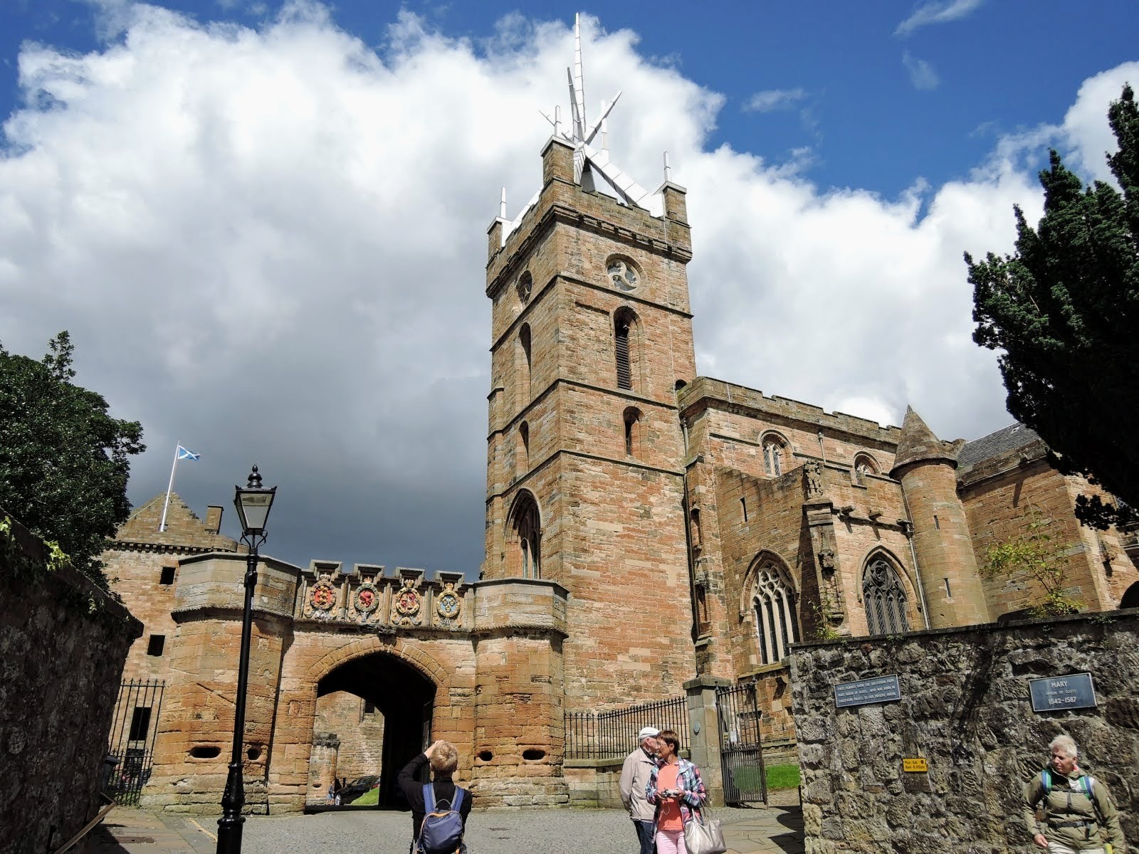 One day trip to Linlithgow from Edinburgh | Suitcase is my best friend